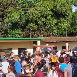 Vecinos de Santa Fe hacen cola desde las 4 de la mañana para comprar ...