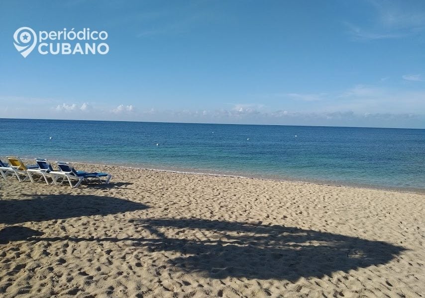 Avistan a tiburón nadando cerca de los bañistas en una playa de Camagüey