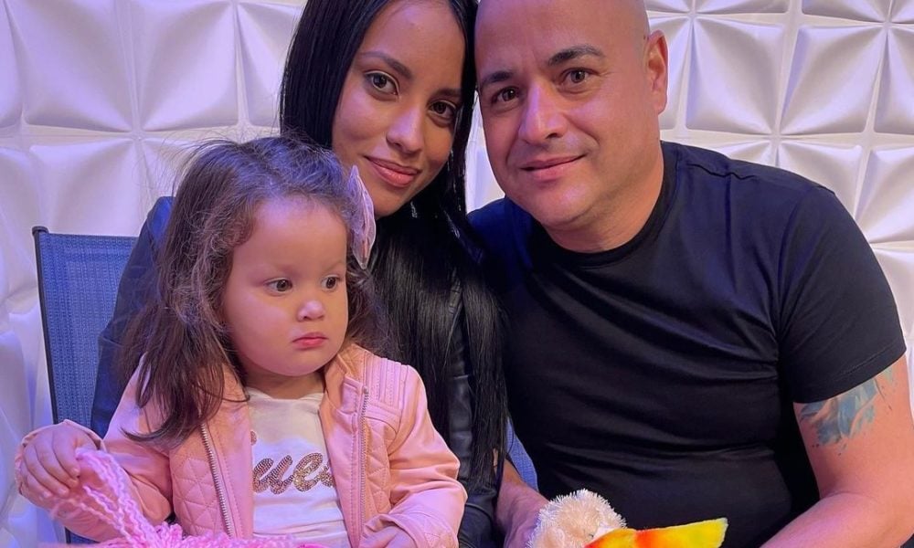 Andy Vázquez festeja el primer año del reencuentro con su hija y esposa ...