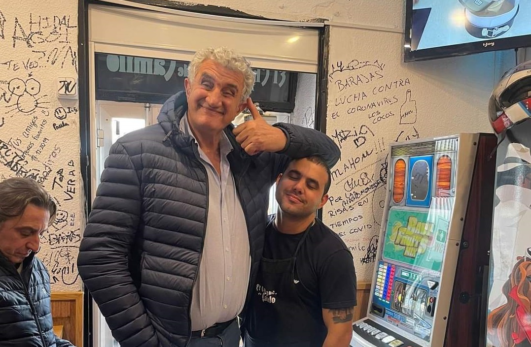 Exbasquetbolista español Fernando Romay visita el bar de un cubano en ...