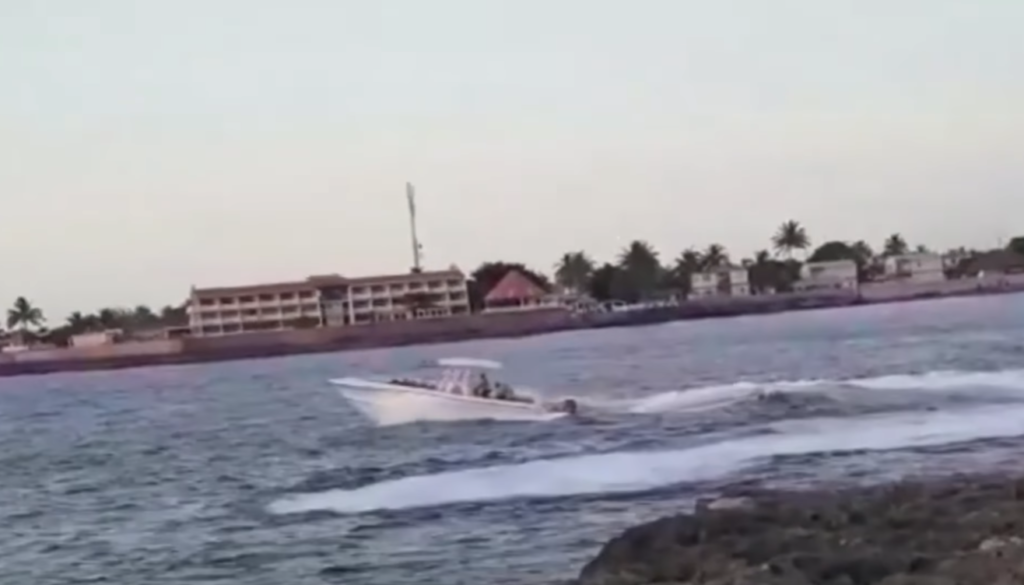 Lancha rápida se lleva a varios cubanos de Boca de Camarioca hacia la ...