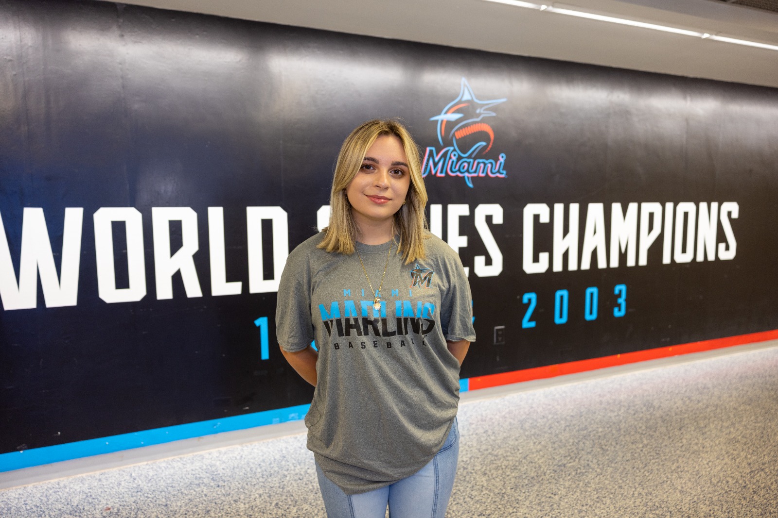 Kelly Centeno: la joven cubana que cantó el himno de EEUU en el estadio ...