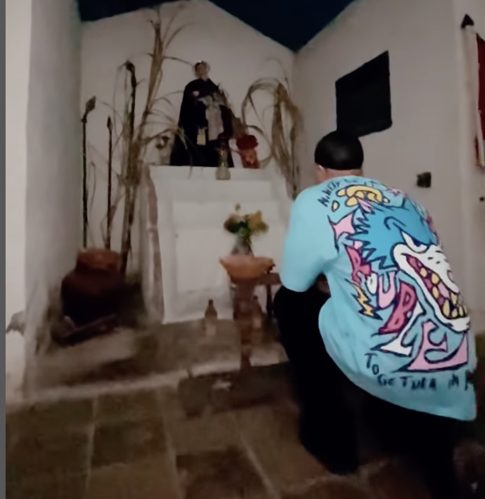 Yomil emocionado en la casa natal de Benny Moré en Santa Isabel de las Lajas