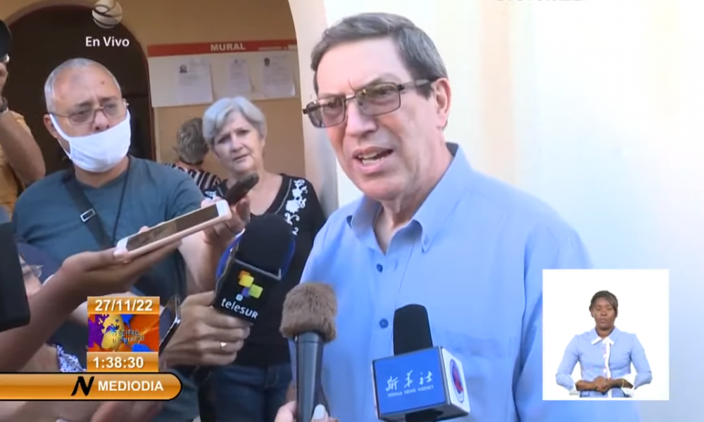 El canciller cubano Bruno Rodríguez y su iPhone “imperialista”