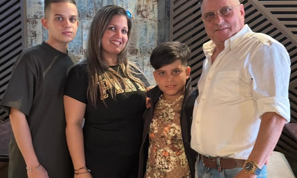 Llega a los Estados Unidos la familia del humorista cubano Geonel Martín 'Gustavito'