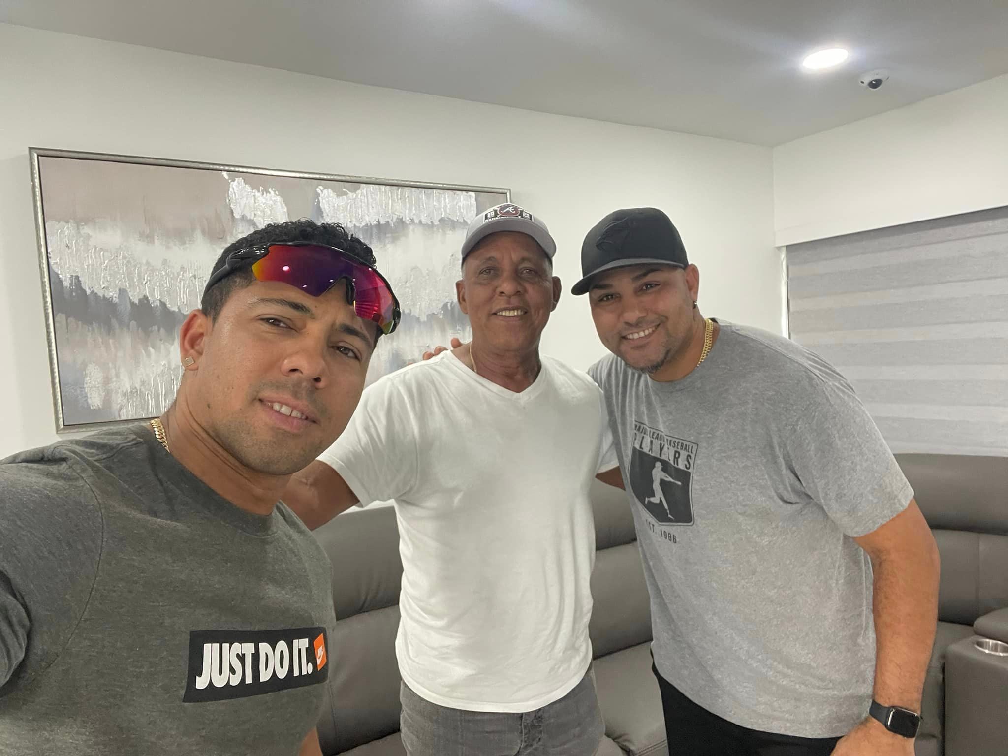 Rey Vicente Anglada llega a Miami y visita a la familia Gurriel