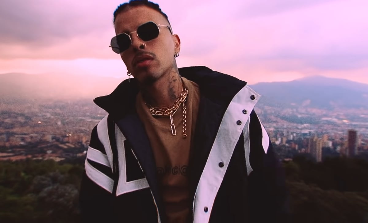 Rauw Alejandro sufre accidente en pleno concierto y lo hospitalizan