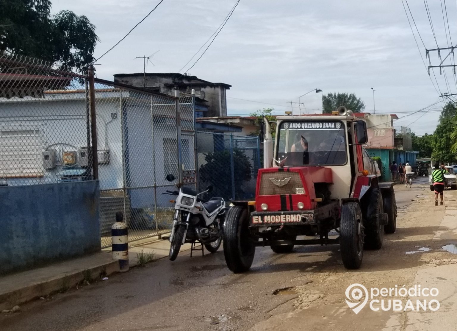 Cuba recibe donación de 14 tractores y 70 motosierras para quitar ...