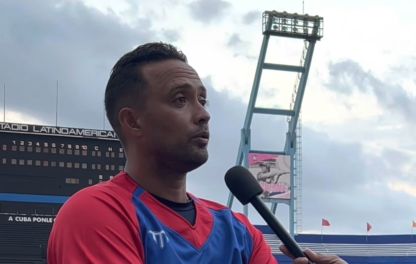 El exreceptor de Industriales Frank Camilo Morejón se va de Cuba rumbo a Italia