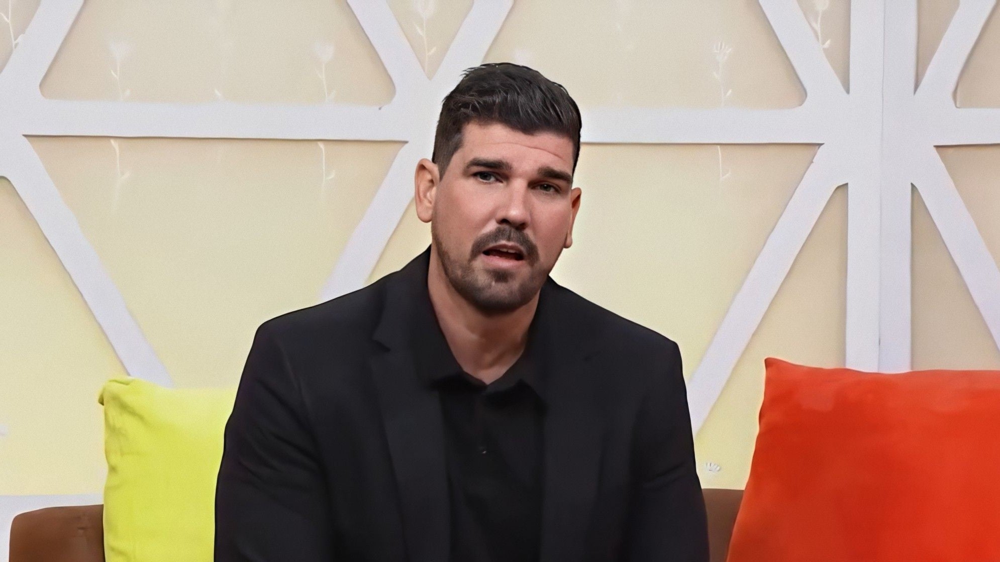 ¿Por qué Héctor Villar viaja tanto?