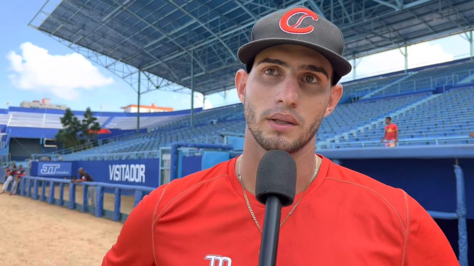Yasiel González, pelotero del equipo Cuba, abandona la Isla rumbo a ...