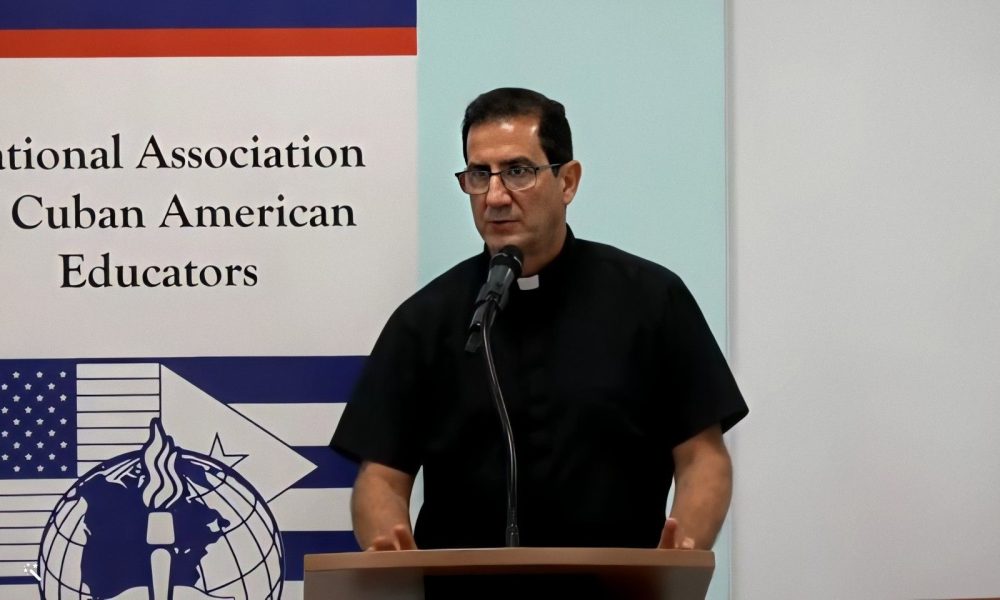 Sacerdote Alberto Reyes señala que “líderes únicos e incuestionables ...