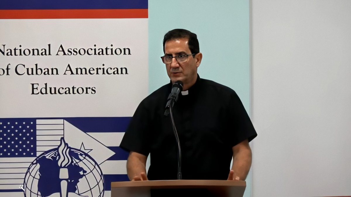 Sacerdote Alberto Reyes señala que “líderes únicos e incuestionables ...