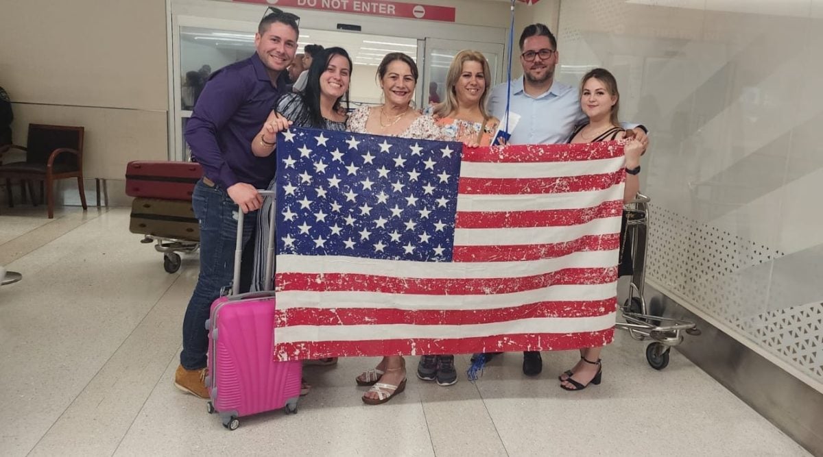 Una cubana que solicitó el parole humanitario en febrero llega a Estados Unidos