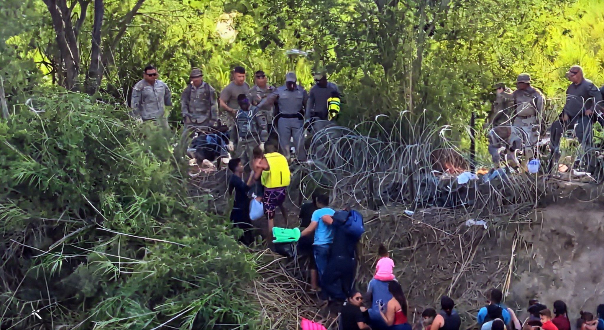 Bloquean la frontera sur de Texas: migrantes quedan atrapados en el río ...