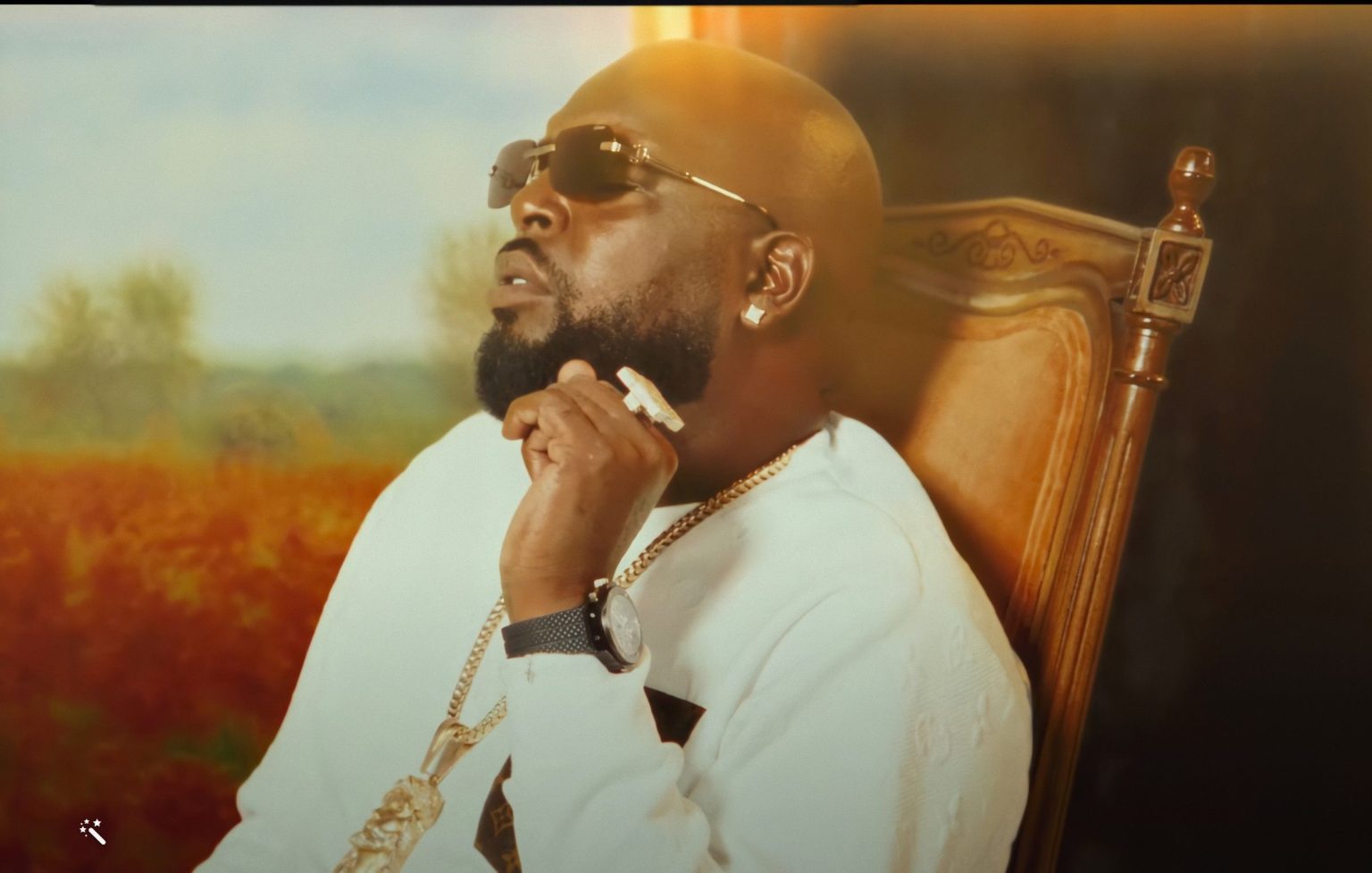 El Micha sorprende con su nuevo sencillo romántico ‘Dolor que me hiere’