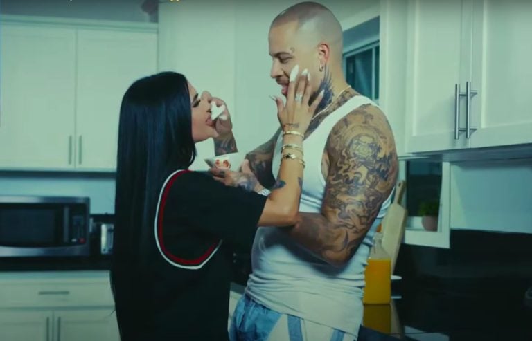 El Chulo y la China Lay confirman su romance en el estreno de un videoclip
