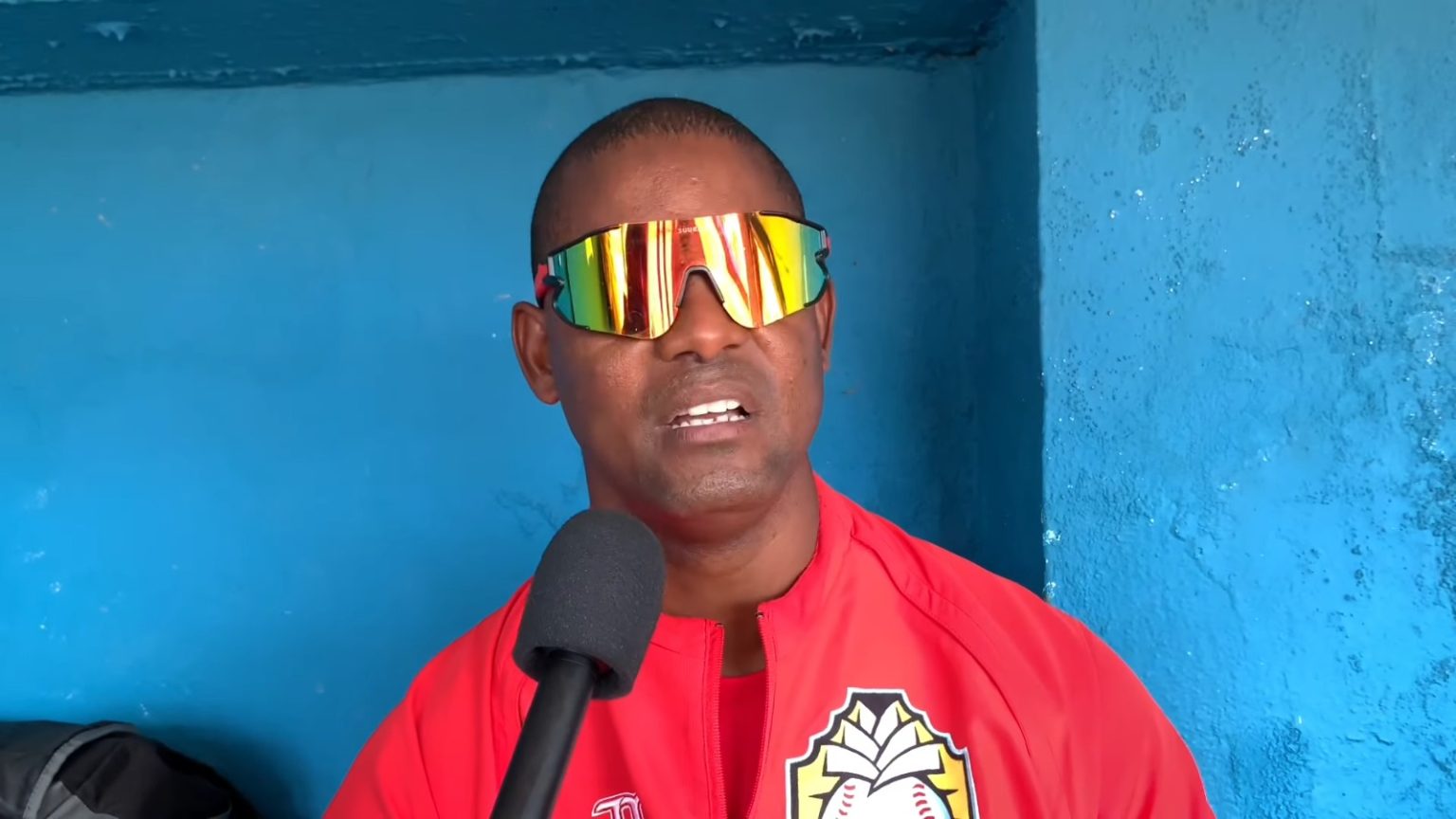 Expelotero y manager Yorelvis Charles sale de Cuba junto a su familia