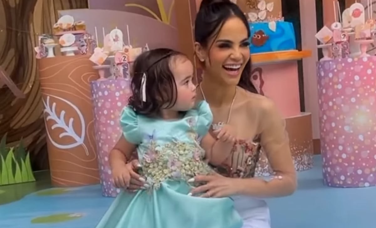 Duras críticas a Natti Natasha por llevar a su hija a un concierto de Karol G