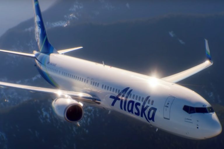 Piloto fuera de servicio intenta apagar los motores de un avión de ...