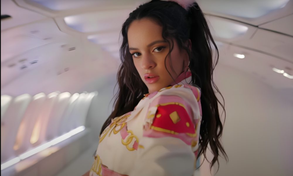 Así respondió Rosalía a las críticas por teñirse las axilas y lucirlas ...