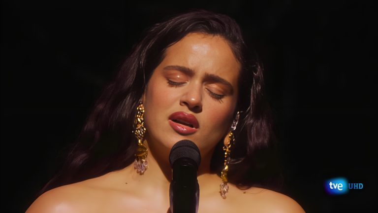 Rosalía canta 'Se nos rompió el amor' frente a su ex Rauw Alejandro