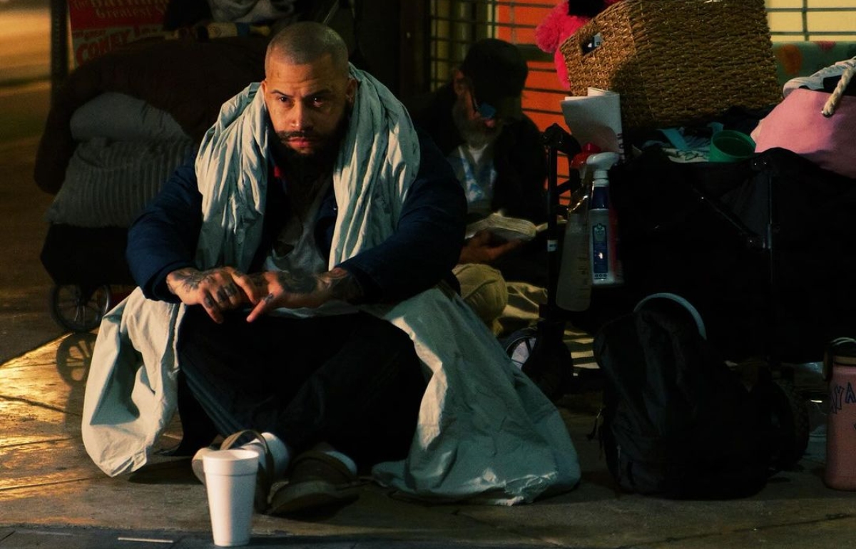 ¿El Chulo ahora vive en la calle? ¿Qué hace vestido de indigente?