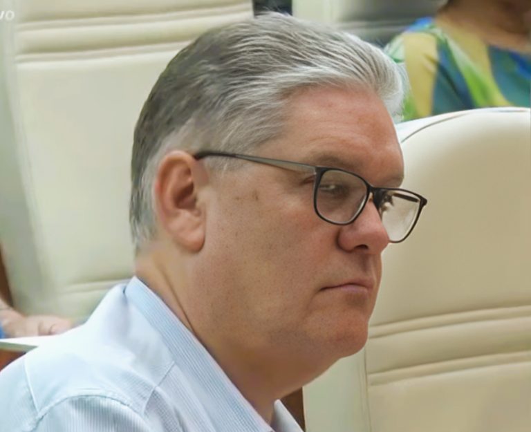 Miguel Díaz-Canel le tira una piedra a Alejandro Gil Fernández y ...