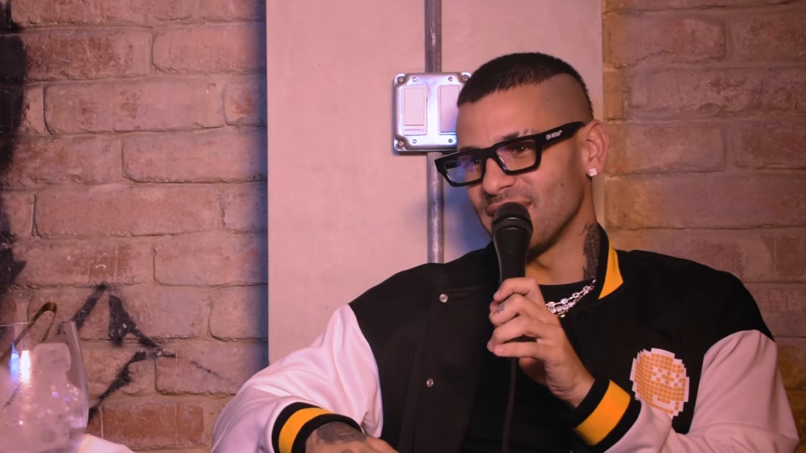 Alex Duvall presenta su nuevo auto frente al Hotel Gran Muthu de La Habana