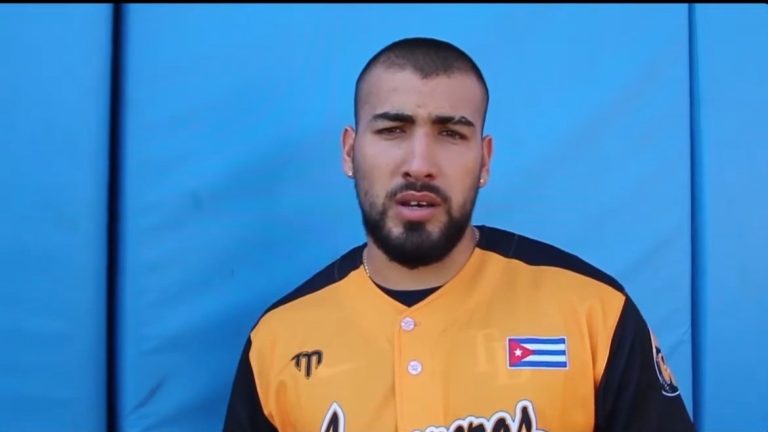 Hijo de Ariel Pestano llega a EEUU con el deseo de jugar en la MLB