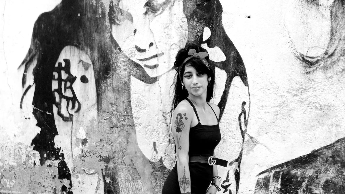 Joven camarera sorprende con su parecido a Amy Winehouse