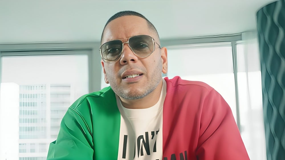 Alain Daniel en el exilio: de cantante a escritor best seller