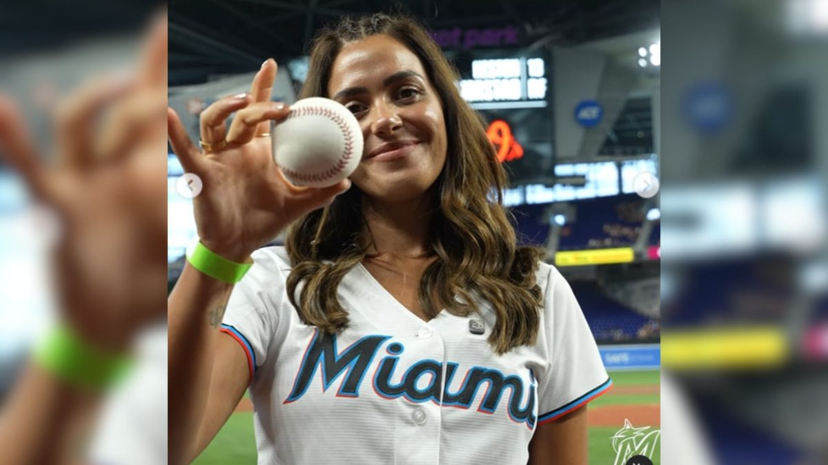 Aly Sánchez lanza la primera bola en el juego de los Miami Marlins