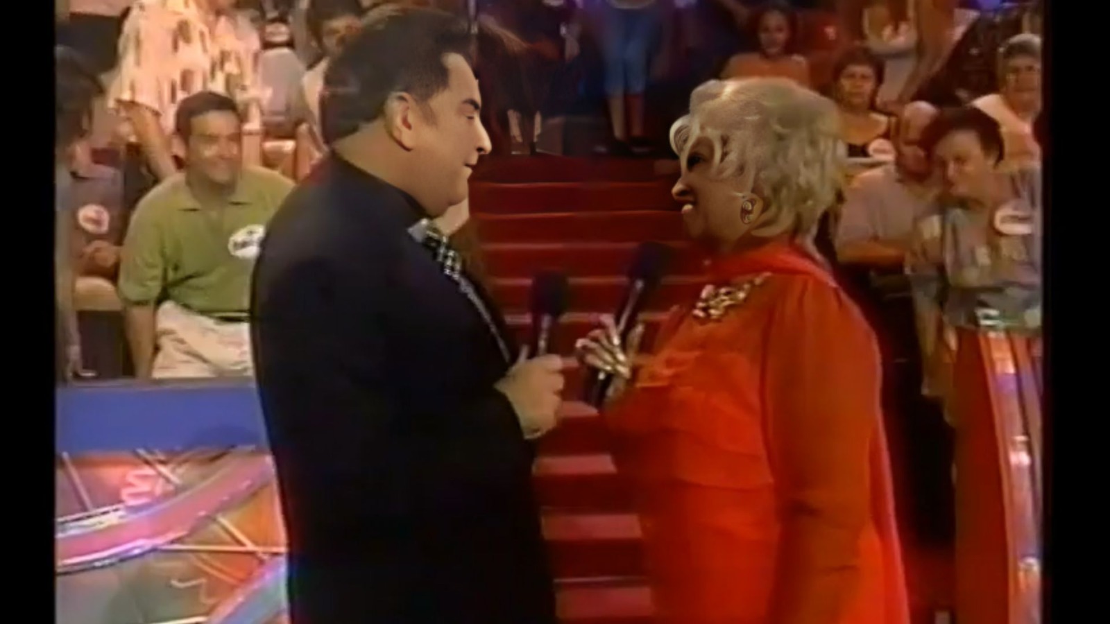 Don Francisco recibe una moneda conmemorativa de Celia Cruz