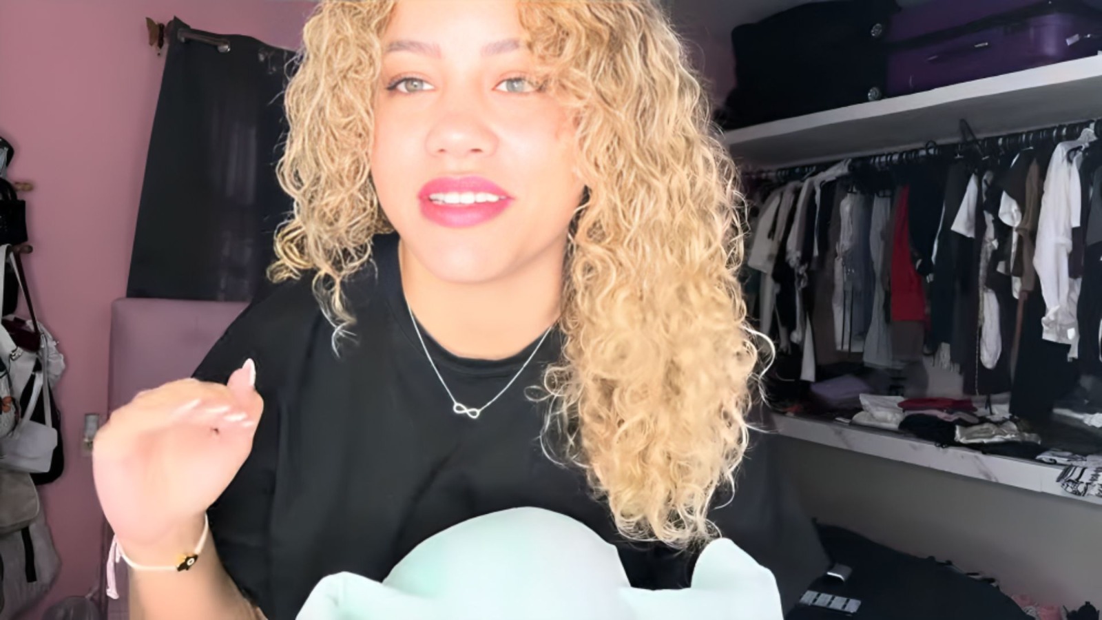 Influencer Flor de Cuba compra una casa en Holguín