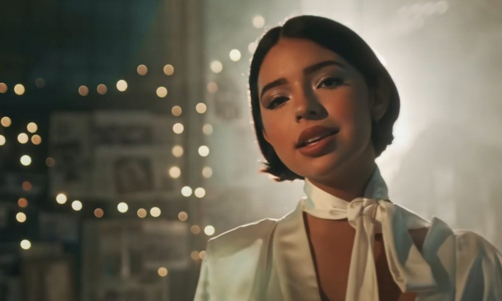 Duras críticas por el premio a Ángela Aguilar como Mujer del año ...