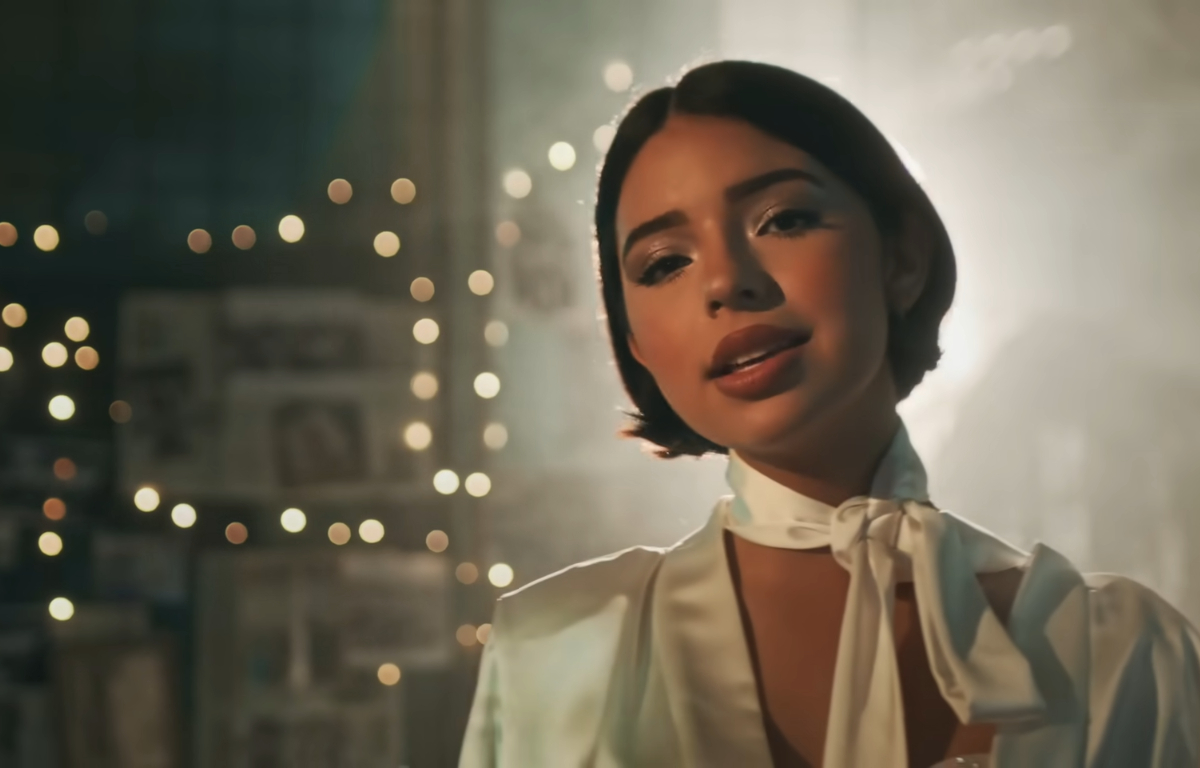 ¿Ya no es Mujer del Año? Revista Glamour retira el post de Ángela Aguilar