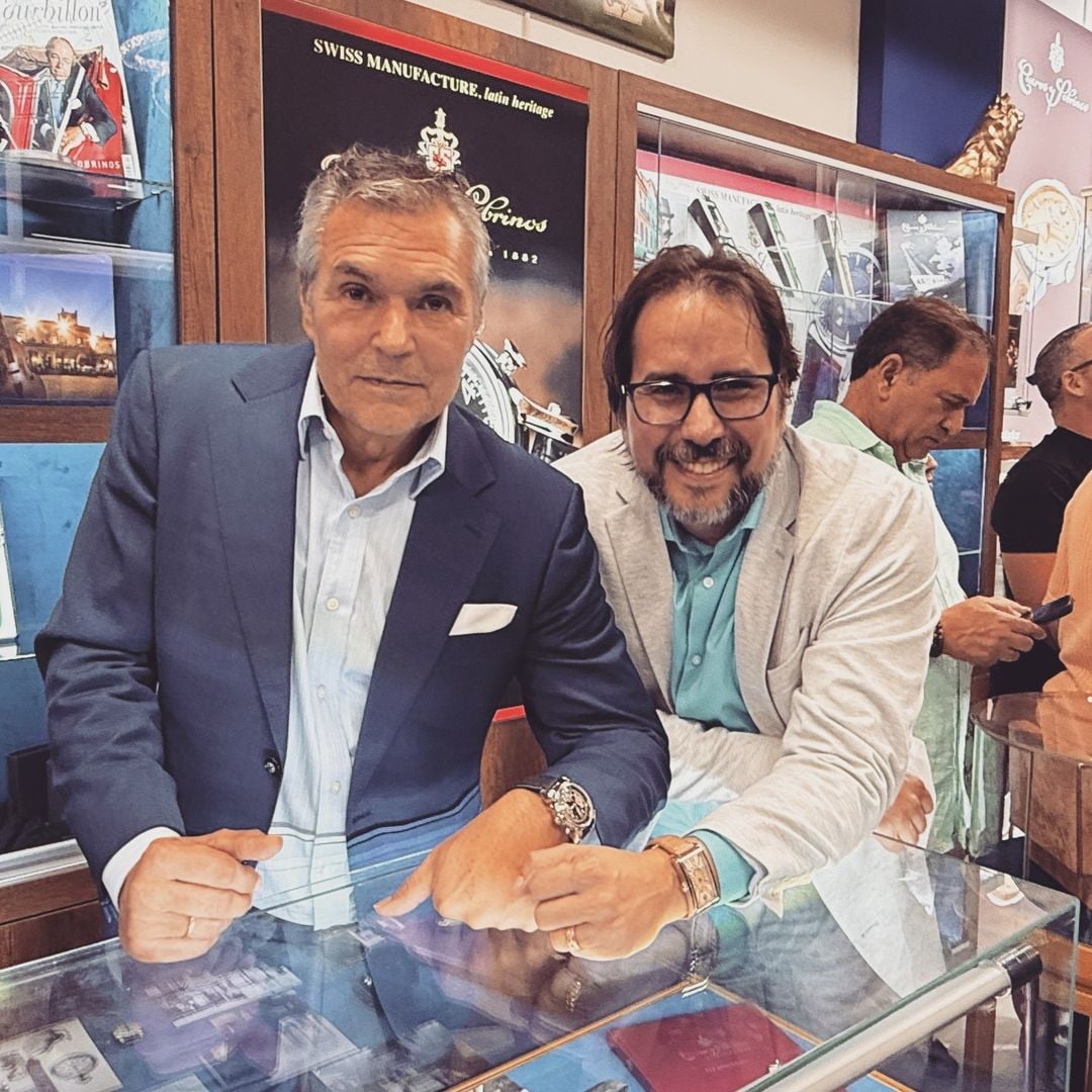 Gables Fancy Corner entrega un reloj de edición especial a Descemer Bueno