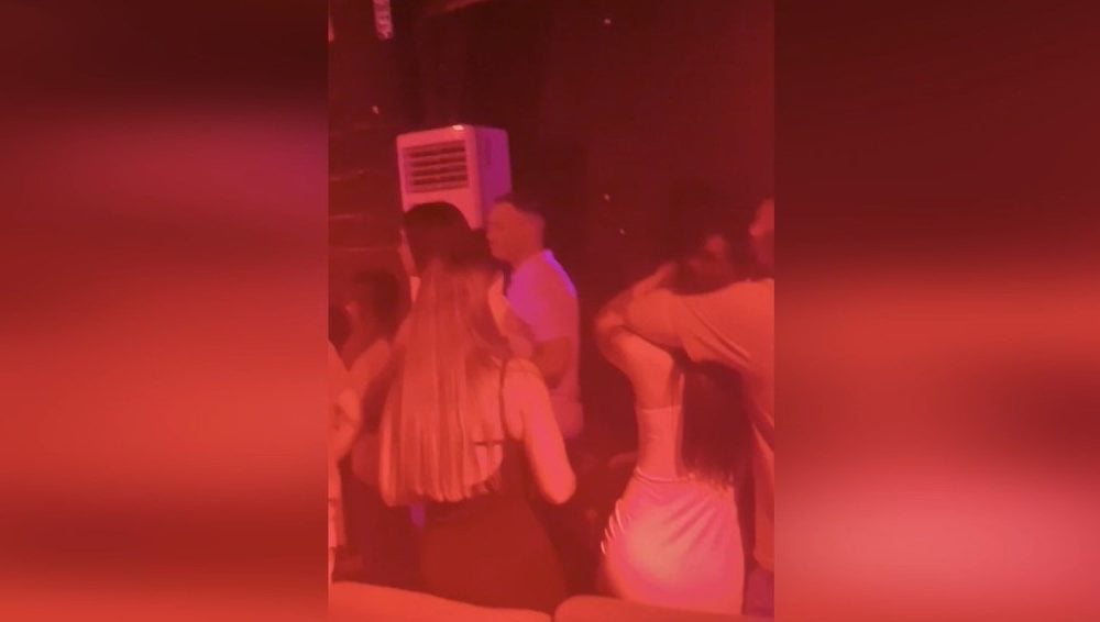 Sandro Castro es captado con una mujer ¡Que no es su novia!