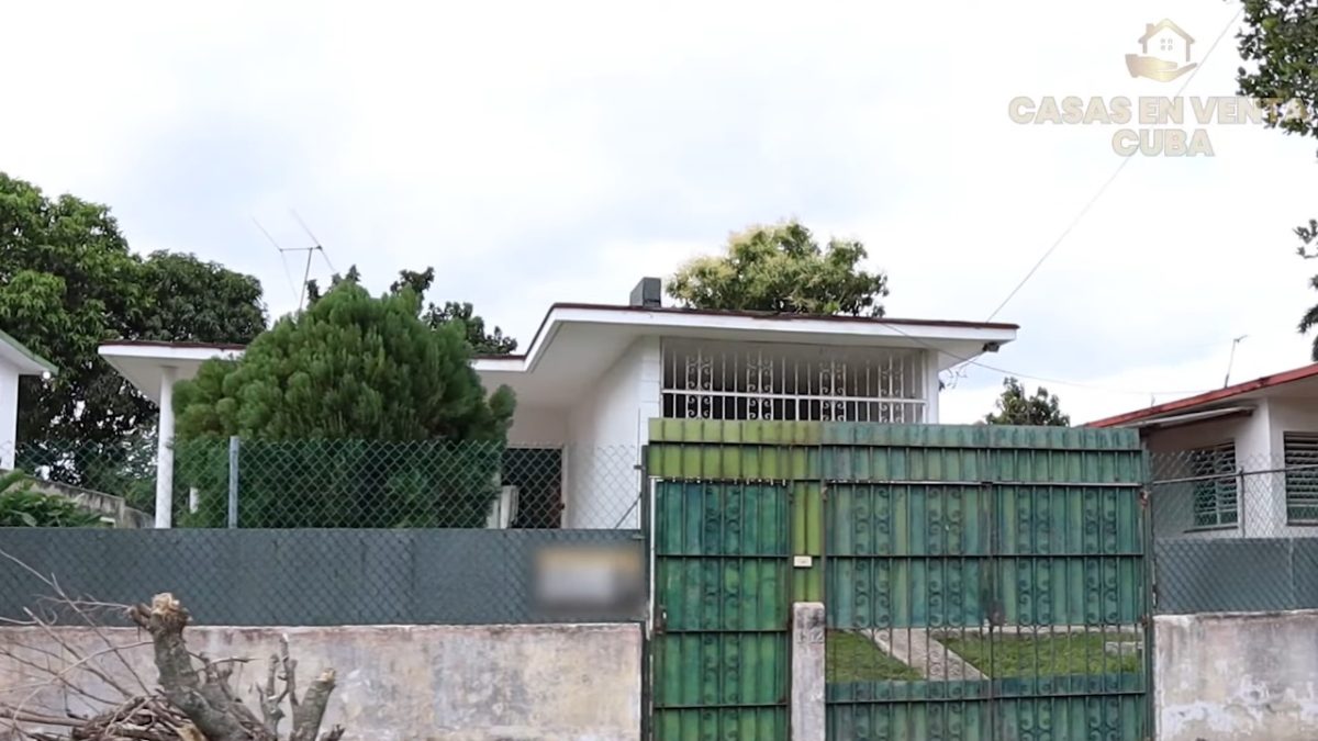 Casa de cuatro habitaciones en el reparto Atabey se vende por 235.000 ...