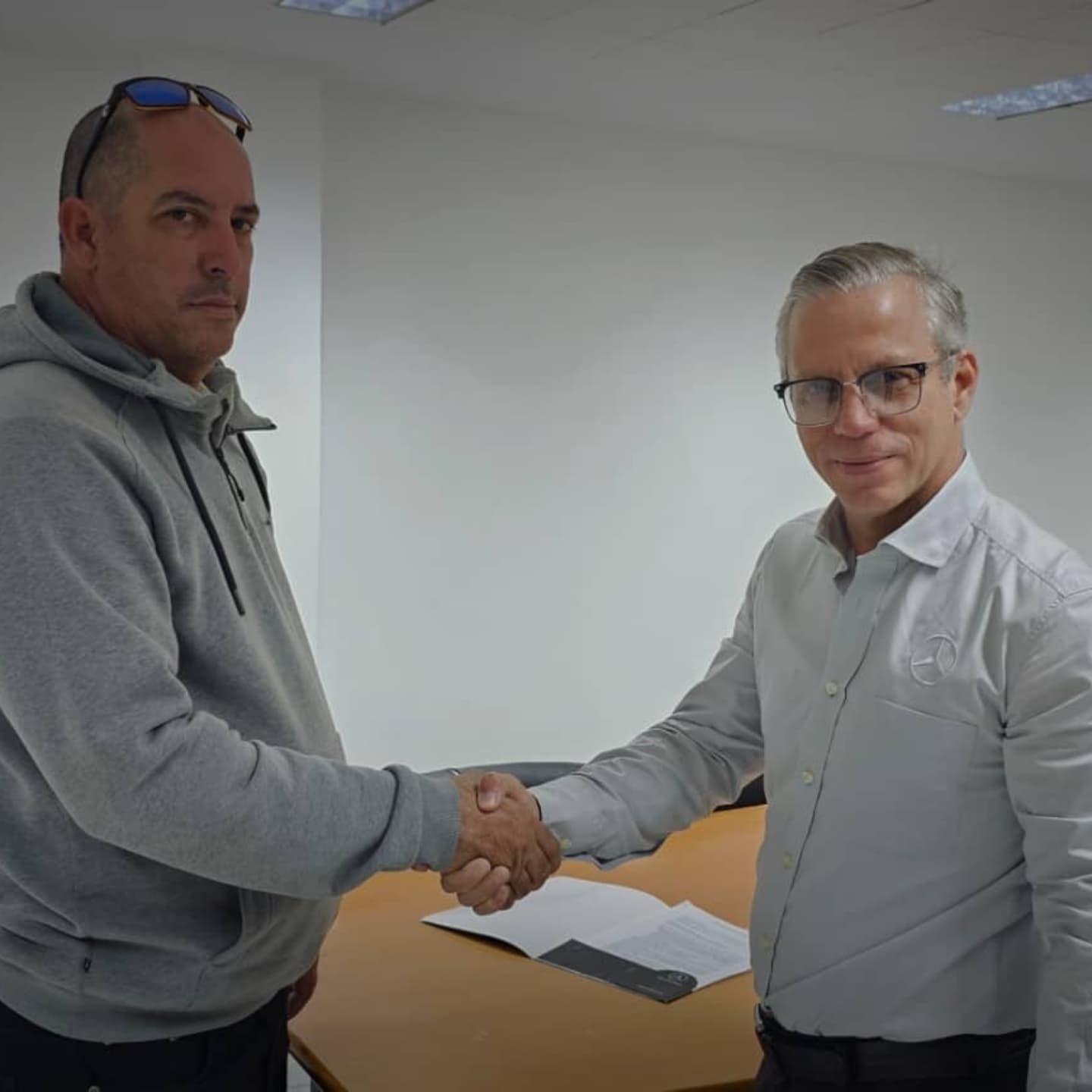 Mercedes-Benz vende primer auto en dólares a un cubano: “Hoy hacemos historia juntos”