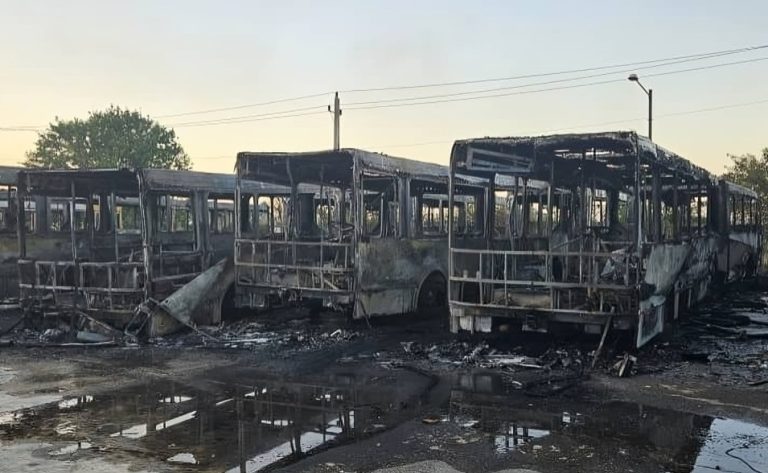Incendio calcina varios ómnibus fuera de servicio en una terminal de La Habana