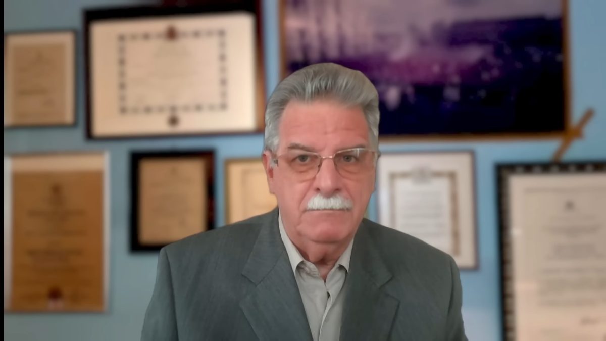 Dr. José Rubiera promociona una panadería en La Habana