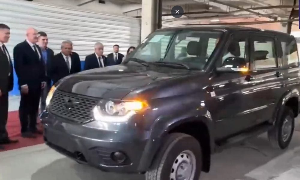 Gobierno muestra primer auto ruso ensamblado en Cuba