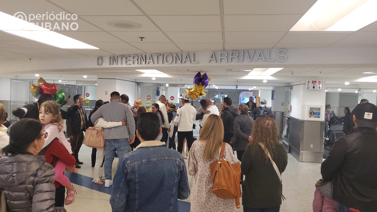USCIS entrega Green cards a cubanos con parole tras reanudación de trámites