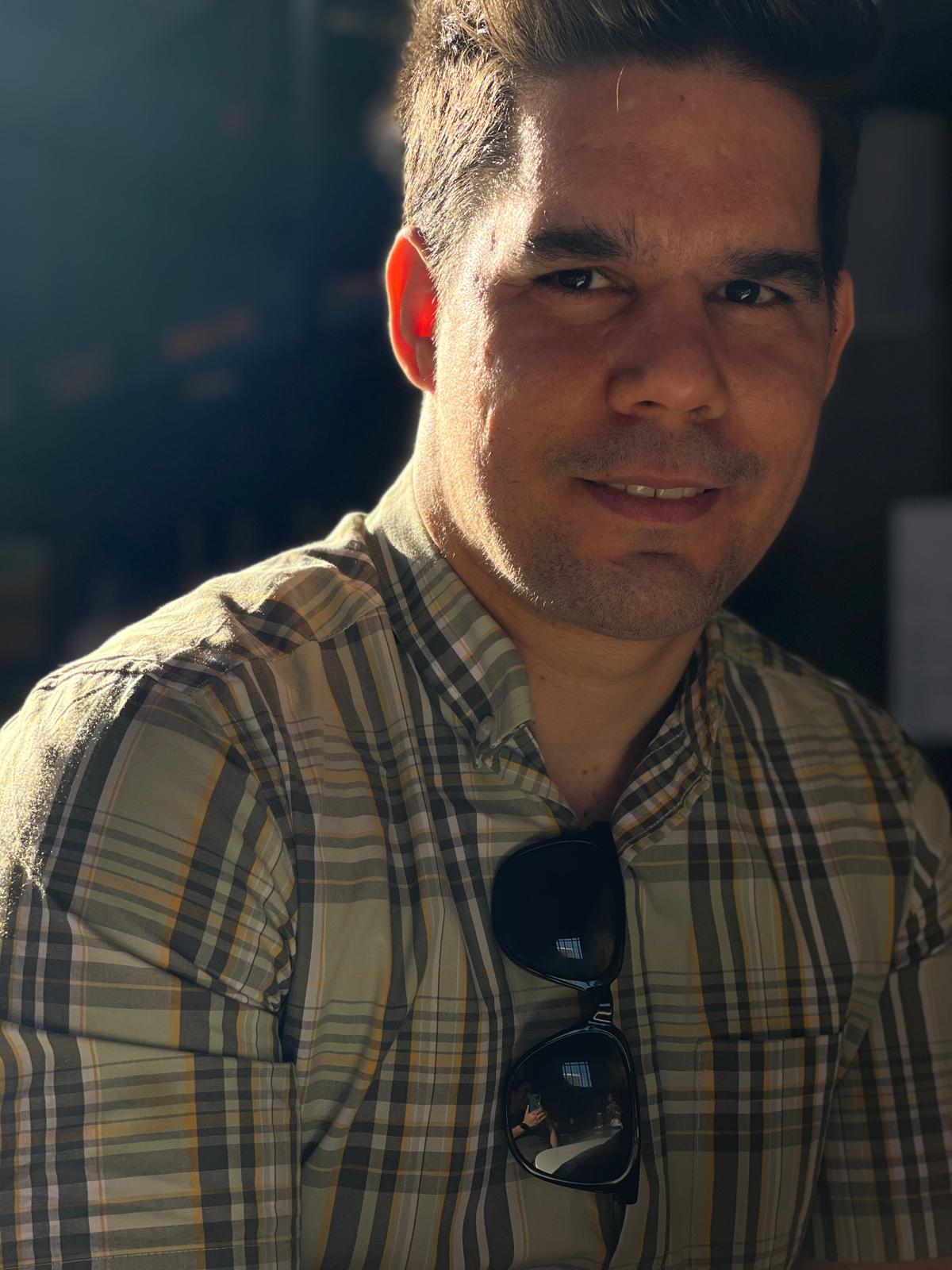 Alberto Arego: biografía del periodista cubano con enfoque directo y humano