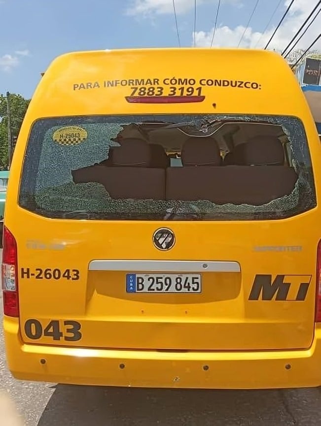 Apedrean microbús de la empresa Taxis Cuba: movilizan a oficiales del DTI