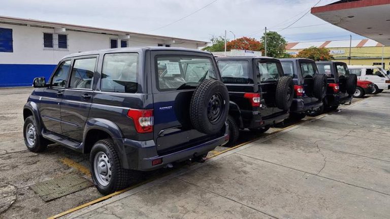 Entregan los primeros autos rusos UAZ ensamblados en Cuba