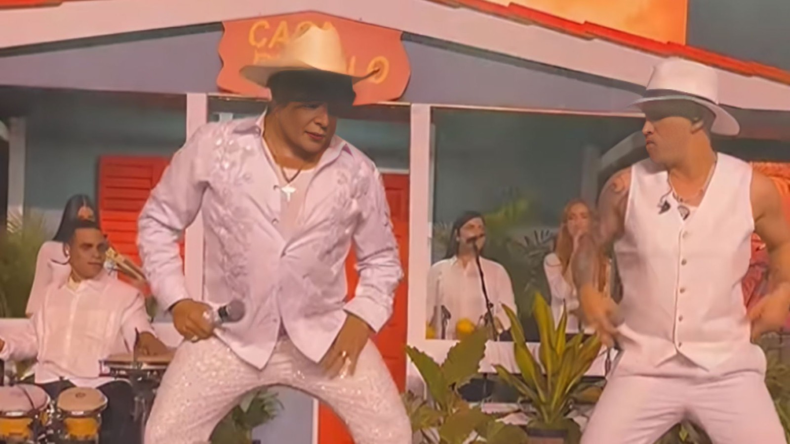 Lenier Mesa y Eduardo Antonio replican concierto de Bad Bunny: ¿Plagio ...
