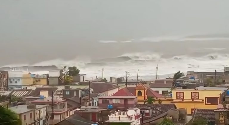 Huracán Melissa ocasiona impresionante marejada en Gibara